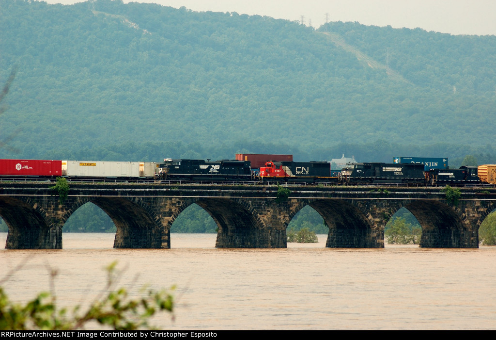 NS SD70M-2 2712, CN/IC SD40-2 6107, NS SD60M 6771 & NS SW1001 2101 cross the Rockville Bridge